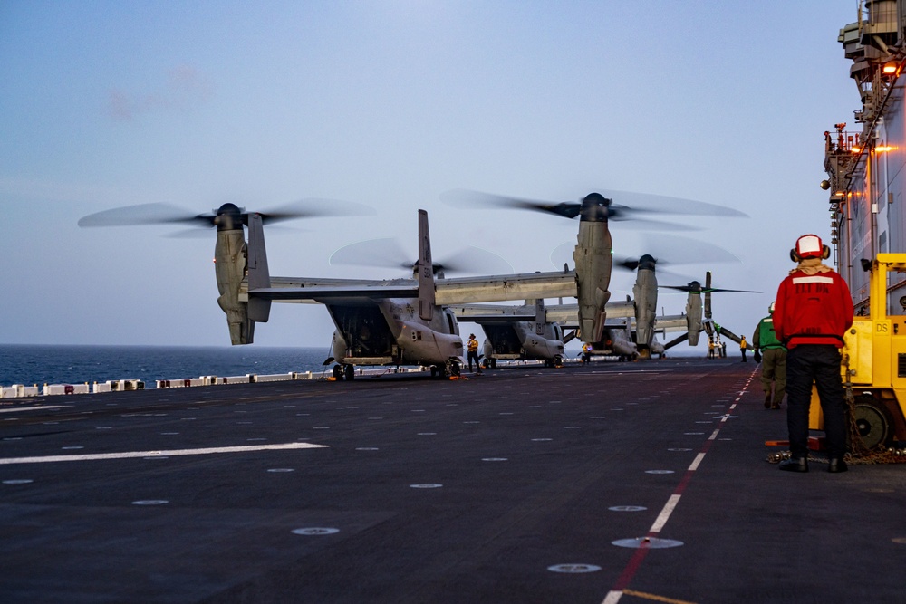 DVIDS - Images - 15th MEU Marines conduct flight operations aboard USS ...