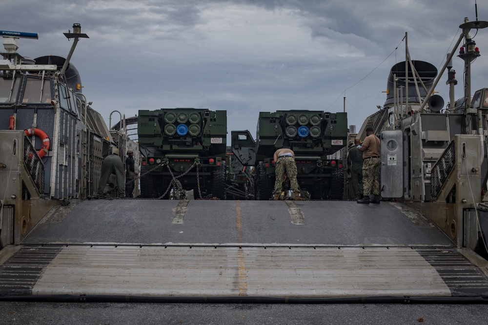DVIDS - Images - 31st MEU lands HIMARS at White Beach [Image 5 of 12]