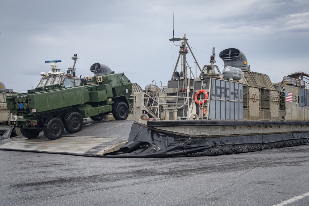 DVIDS - Images - 31st MEU lands HIMARS at White Beach [Image 6 of 12]