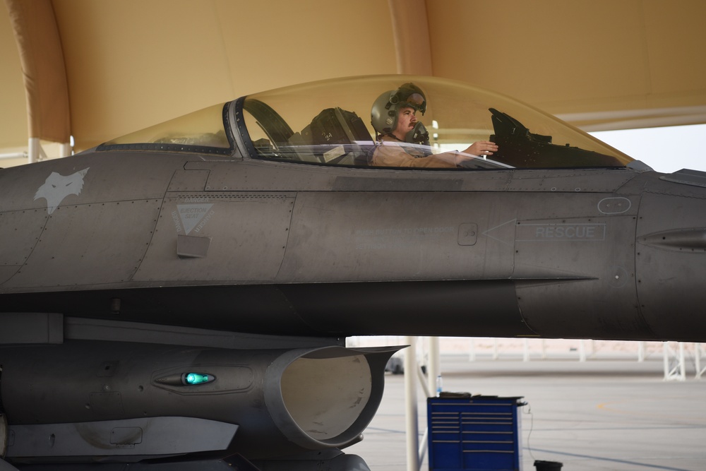 DVIDS - Images - 157th Airmen prepare jets for takeoff [Image 5 of 9]
