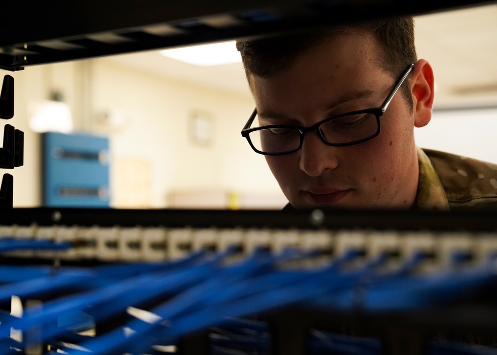 DVIDS - Images - Helping people behind the screen [Image 2 of 2]