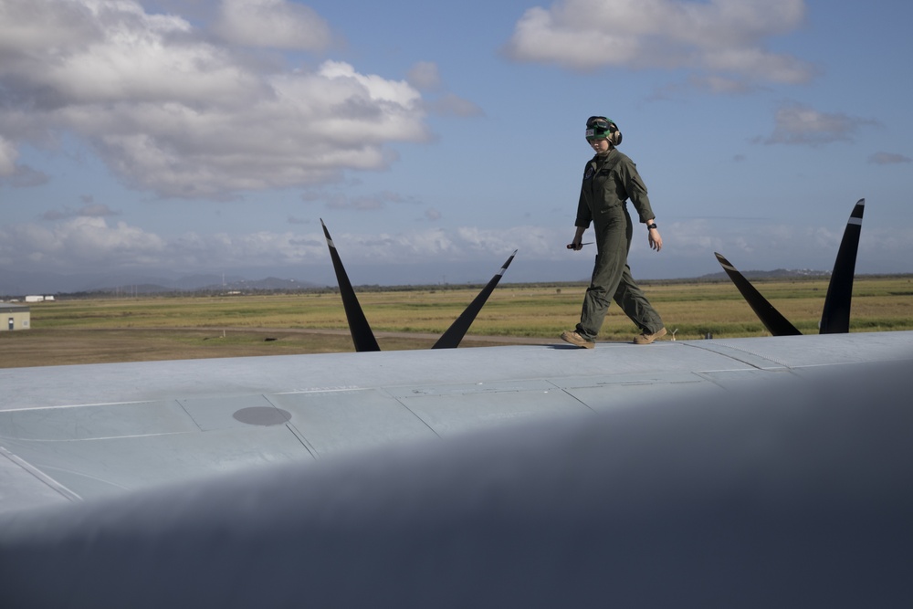 DVIDS - Images - Talisman Sabre 21: U.S. Marines with VMGR-152 refuel Australian F/A-18s [Image ...