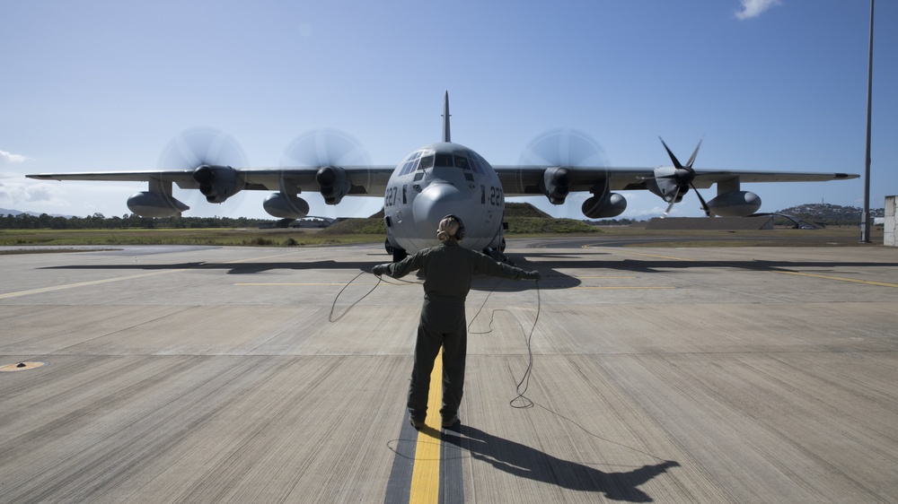 DVIDS - Images - Talisman Sabre 21: U.S. Marines with VMGR-152 refuel Australian F/A-18s [Image ...