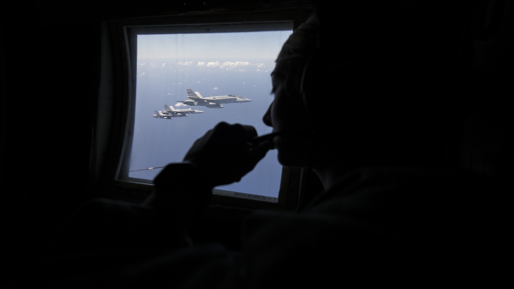 DVIDS - Images - Talisman Sabre 21: U.S. Marines with VMGR-152 refuel Australian F/A-18s [Image ...