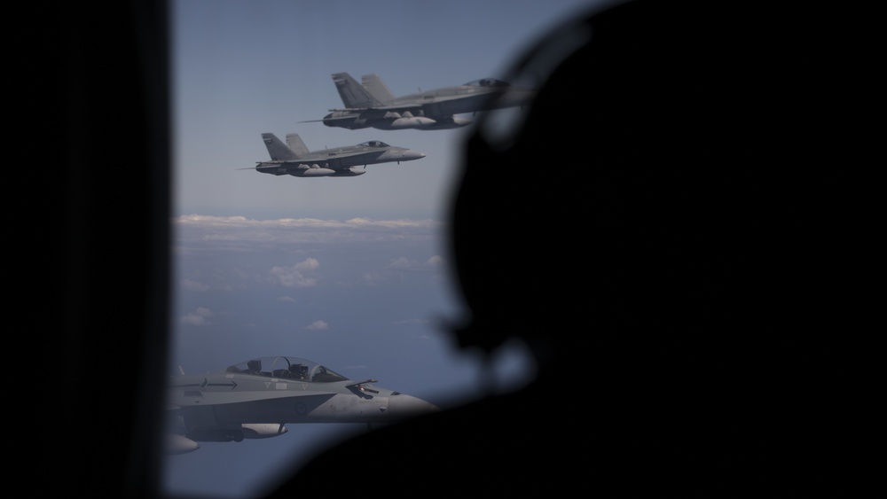 DVIDS - Images - Talisman Sabre 21: U.S. Marines with VMGR-152 refuel Australian F/A-18s [Image ...