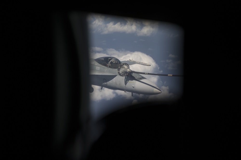 DVIDS - Images - Talisman Sabre 21: U.S. Marines with VMGR-152 refuel Australian F/A-18s [Image ...