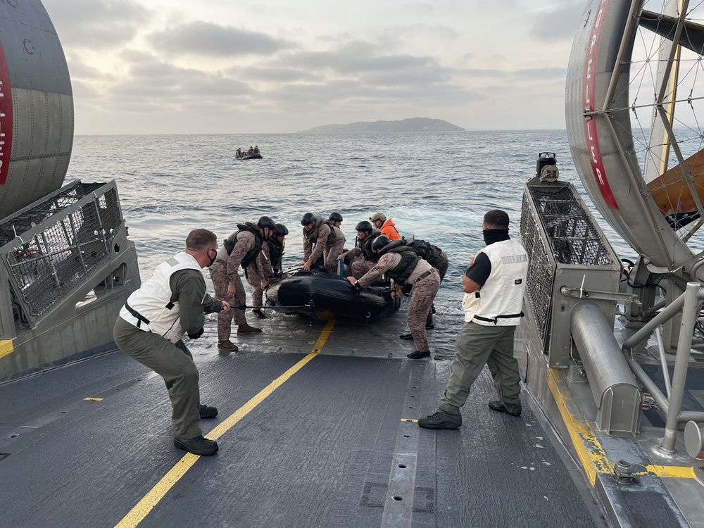 DVIDS - Images - CRRCS Launching From LCAC [Image 1 of 4]