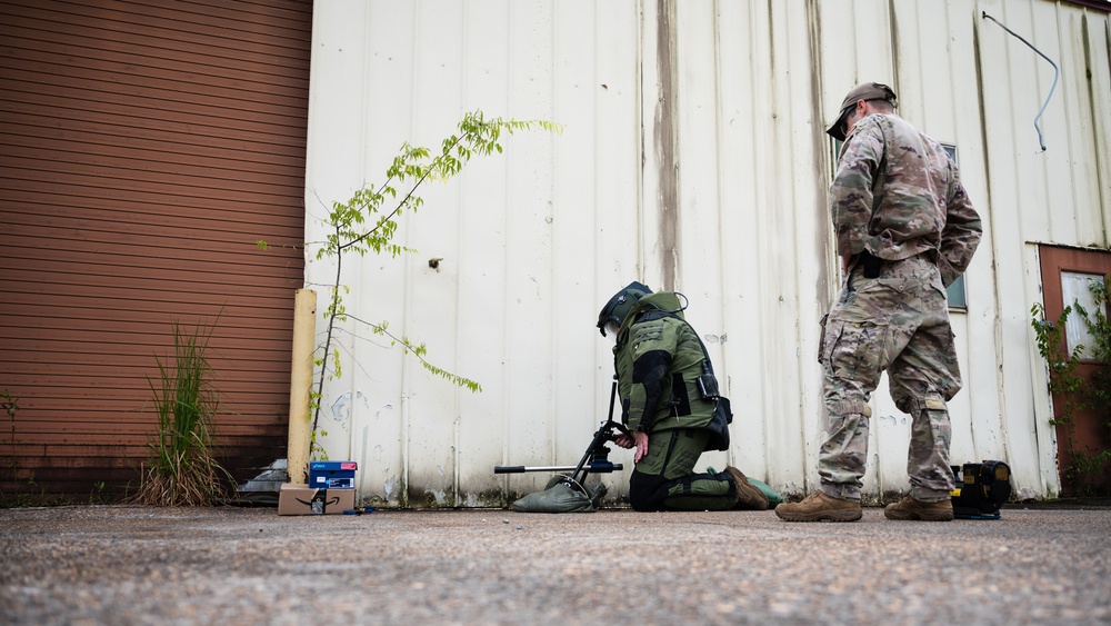 DVIDS - Images - 2nd BW commander trains with EOD [Image 2 of 4]