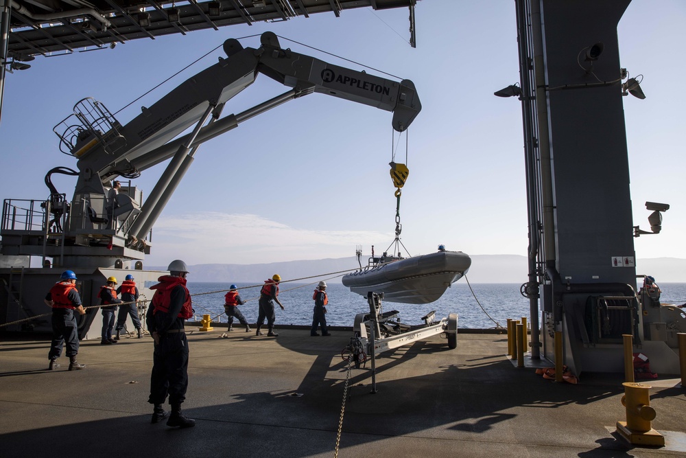 DVIDS - Images - ESB 5 Sailors Prepare to launch RHIB [Image 8 of 10]