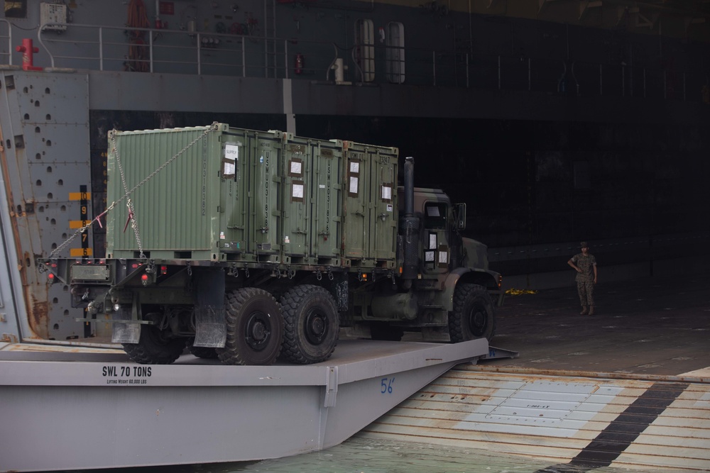 DVIDS - Images - UNITAS 2021: Gear Onload [Image 4 of 9]