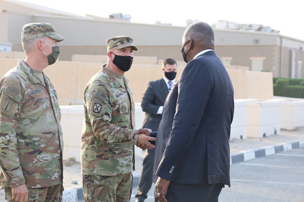 DVIDS - Images - SECDEF Visits Camp Arifjan [Image 6 of 17]