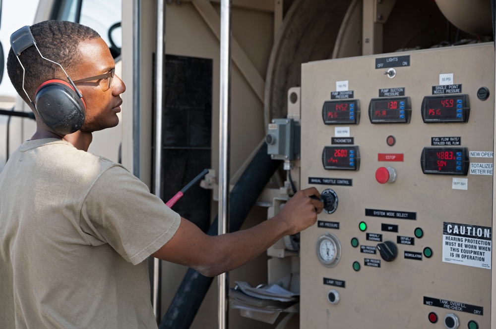 DVIDS - Images - F-16 Hot-Pit Refueling