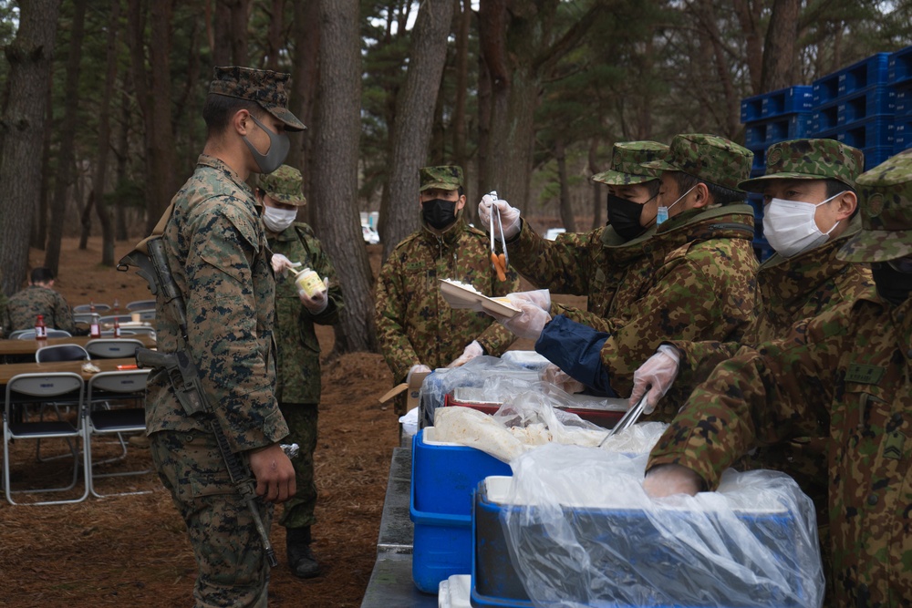 DVIDS - Images - JSDF and 2/8 Marines Share Meals [Image 3 of 9]
