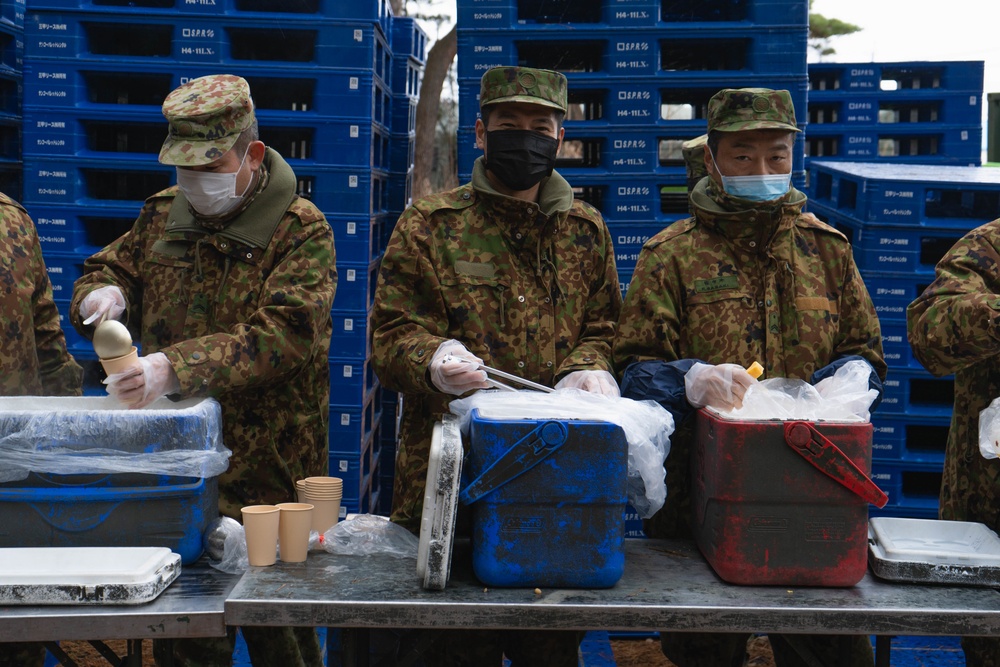 DVIDS - Images - JSDF and 2/8 Marines Share Meals [Image 4 of 9]