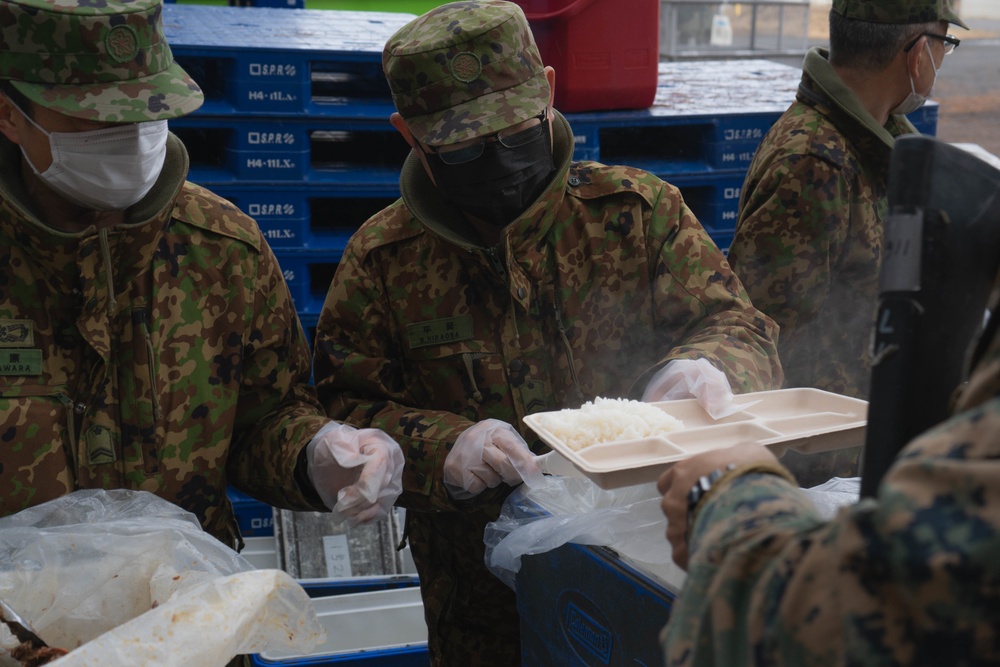 DVIDS - Images - JSDF and 2/8 Marines Share Meals [Image 5 of 9]