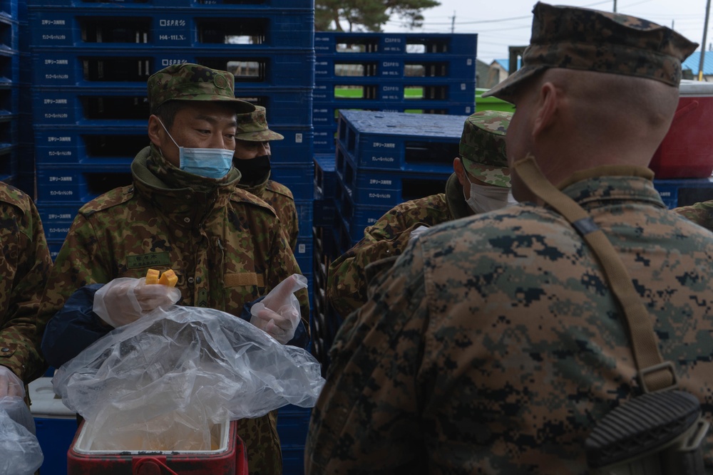 DVIDS - Images - JSDF and 2/8 Marines Share Meals [Image 6 of 9]