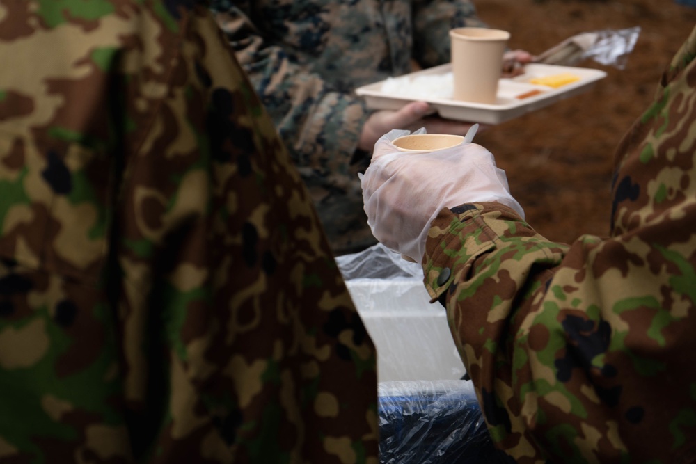 DVIDS - Images - JSDF and 2/8 Marines Share Meals [Image 7 of 9]