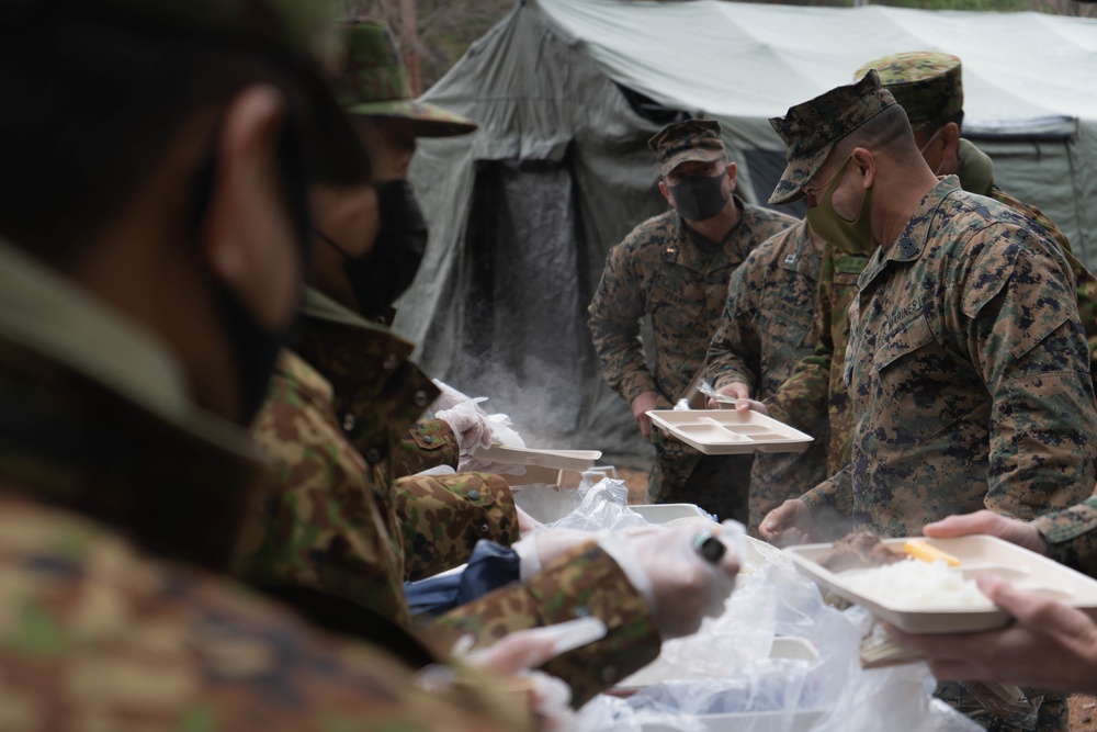 DVIDS - Images - JSDF and 2/8 Marines Share Meals [Image 8 of 9]