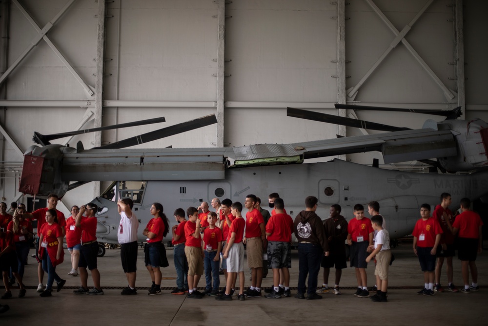 DVIDS - Images - Young Marines visit VMM-268 [Image 3 of 8]