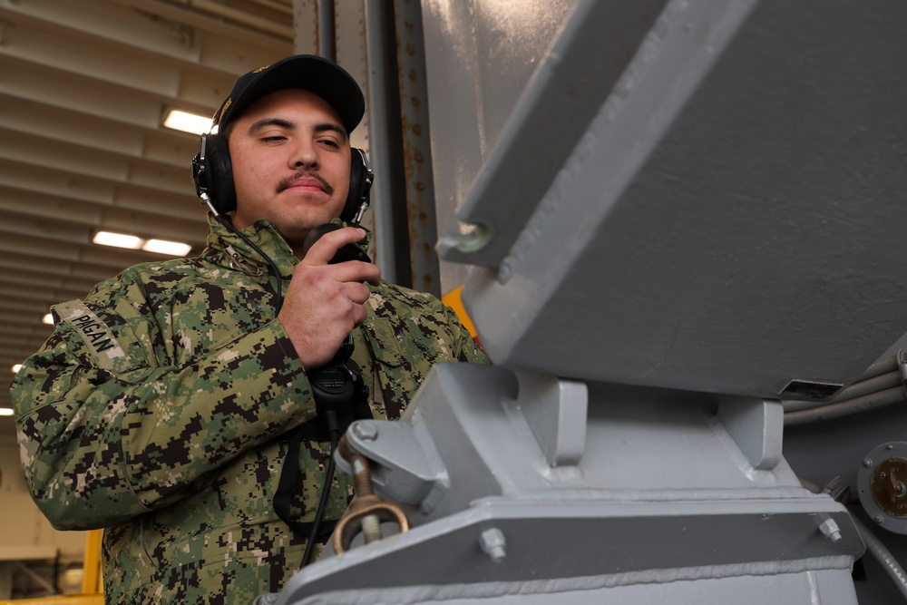 DVIDS - Images - 211229-N-CM110-1016 [Image 5 of 8]