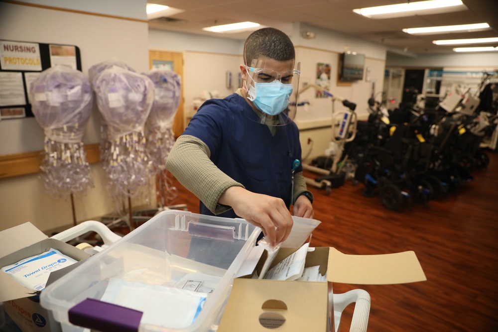 DVIDS - Images - Soldier prepares feeding kits during shift [Image 3 of 4]