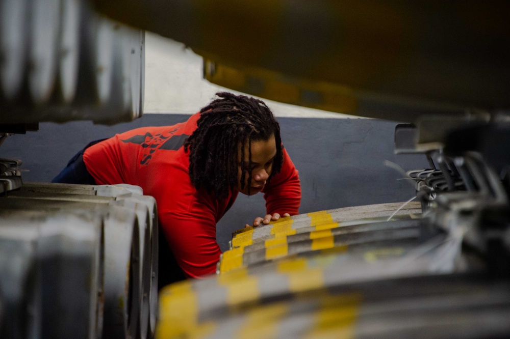 DVIDS - Images - USS Carl Vinson (CVN 70) Conducts Ammo Offload [Image ... DVIDS - Images - USS Carl Vinson (CVN 70) Conducts Ammo Offload [Image ...