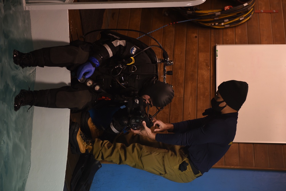 DVIDS - Images - Cold Water Ice Diving [Image 1 of 8]