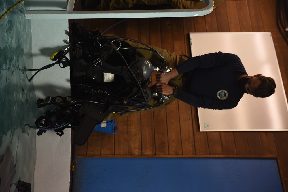 DVIDS - Images - Cold Water Ice Diving [Image 6 of 8]