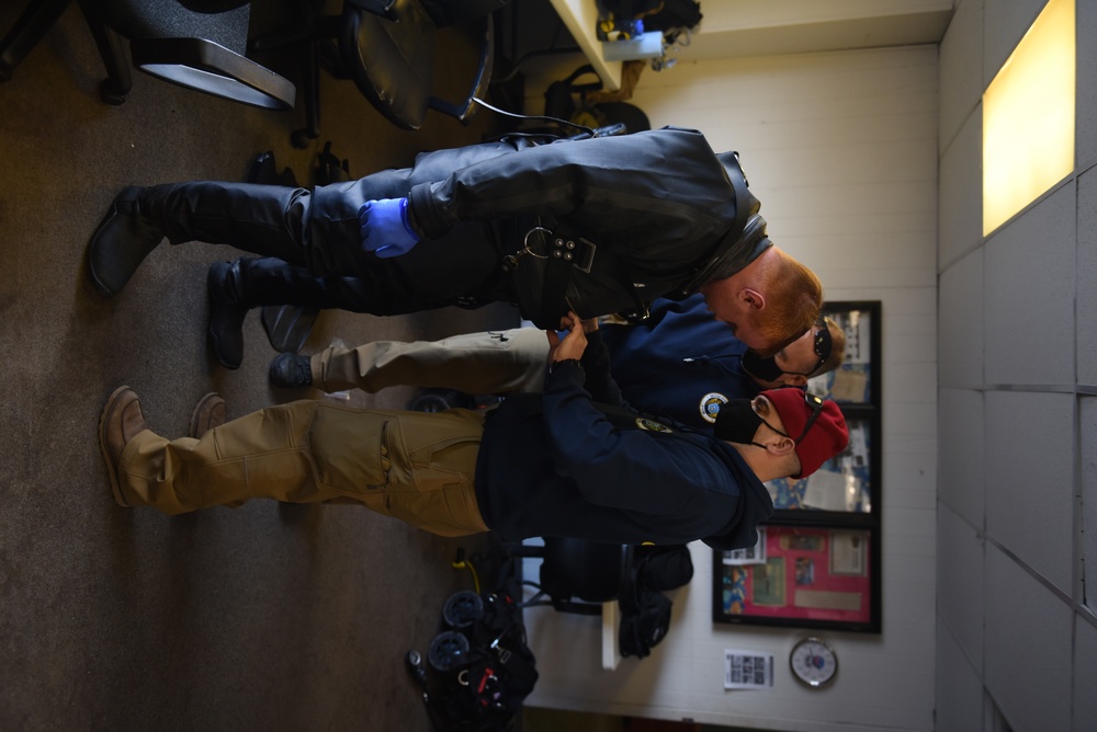 DVIDS - Images - Cold Water Ice Diving [Image 8 of 8]