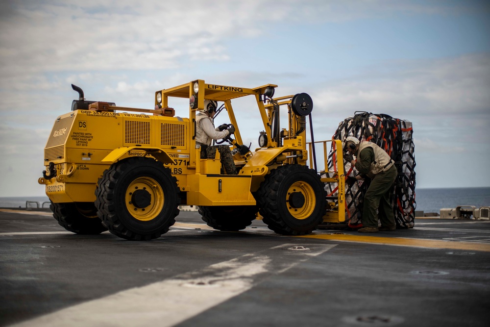 DVIDS - Images - 11th MEU and USS Essex (LHD 2) conduct a replenishment ...