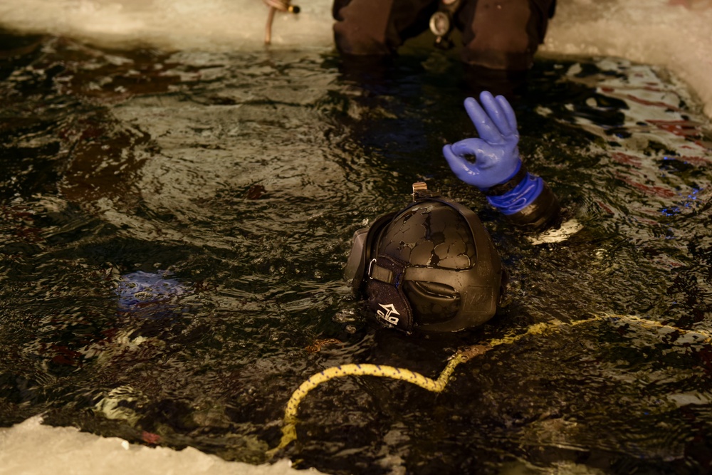 DVIDS - Images - Cold Water Ice Diving Course [Image 9 of 22]