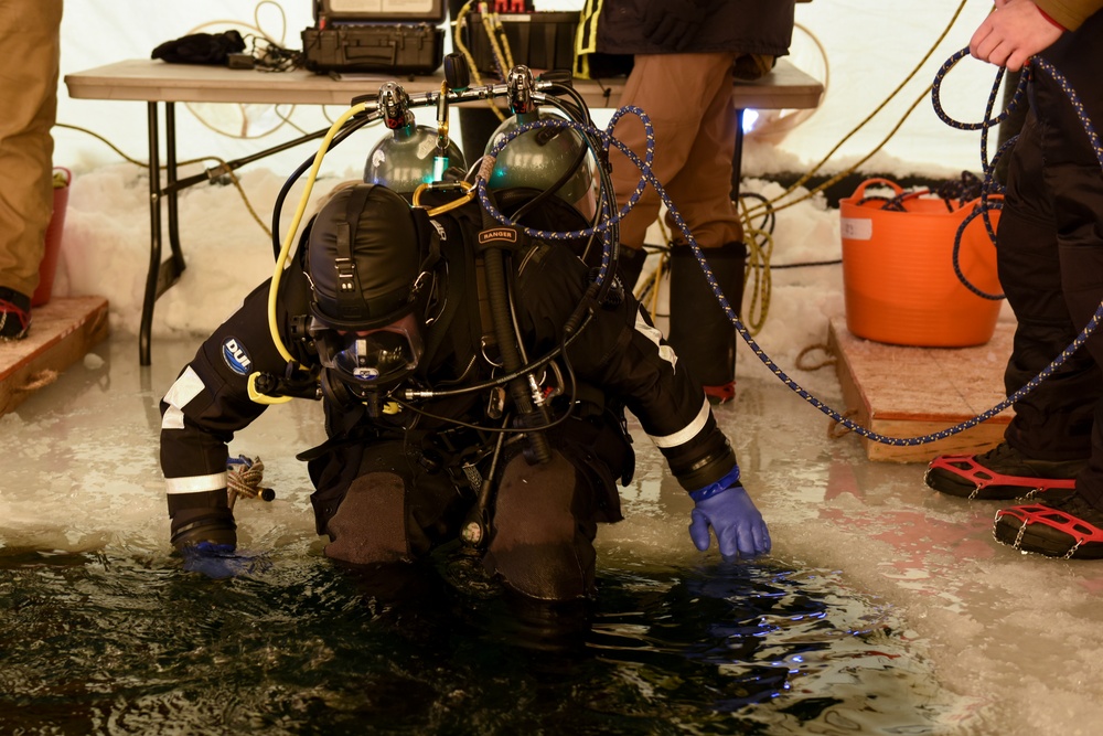 DVIDS - Images - Cold Water Ice Diving Course [Image 10 of 22]