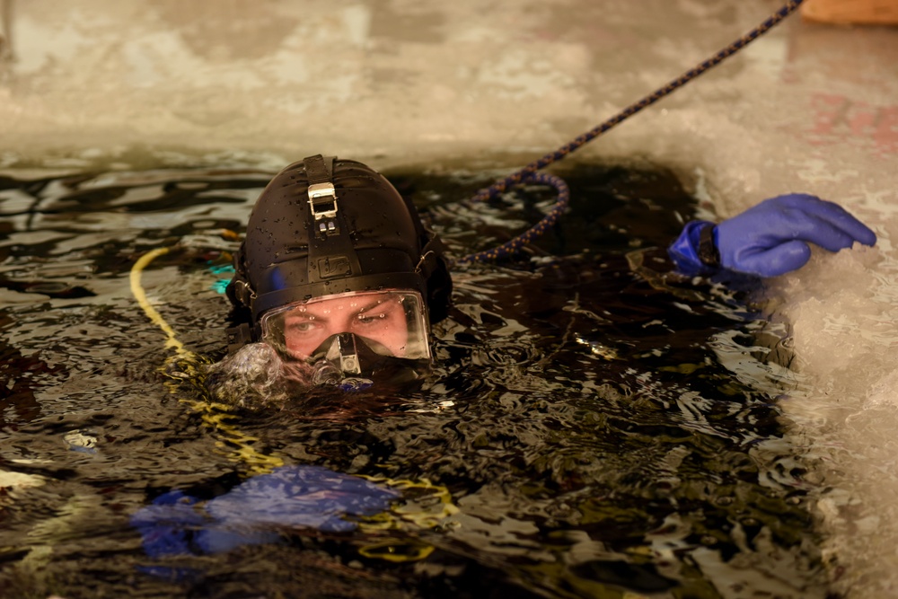 DVIDS - Images - Cold Water Ice Diving Course [Image 12 of 22]