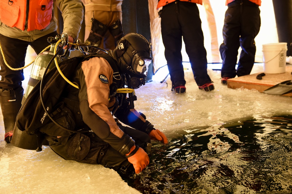 DVIDS - Images - Cold Water Ice Diving Course [Image 13 of 22]