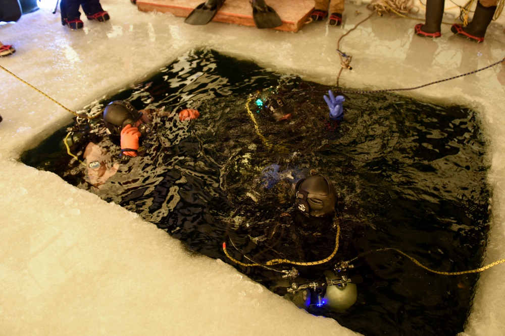 DVIDS - Images - Cold Water Ice Diving Course [Image 14 of 22]