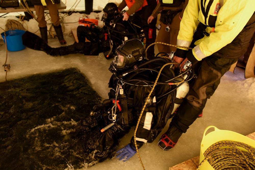 DVIDS - Images - Cold Water Ice Diving Course [Image 17 of 22]