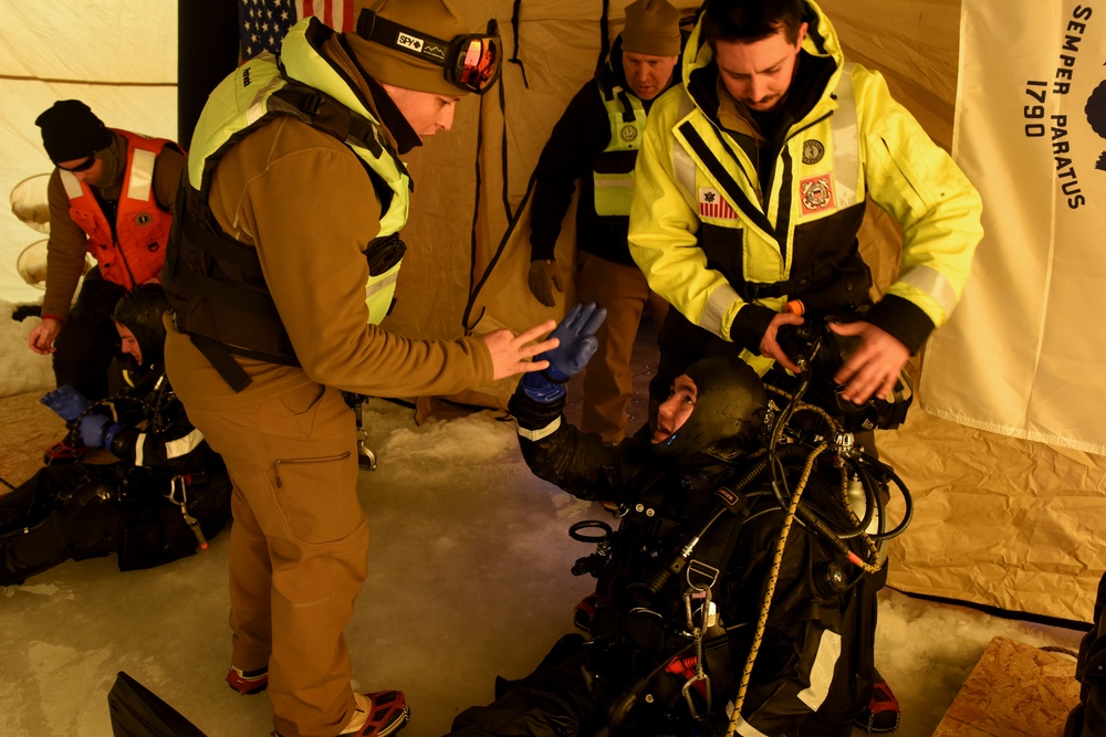 DVIDS - Images - Cold Water Ice Diving Course [Image 18 of 22]