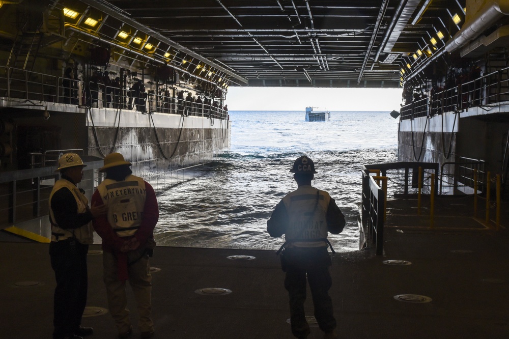 DVIDS - Images - USS John P. Murtha (LPD 26) LCU Ops With ACU 1