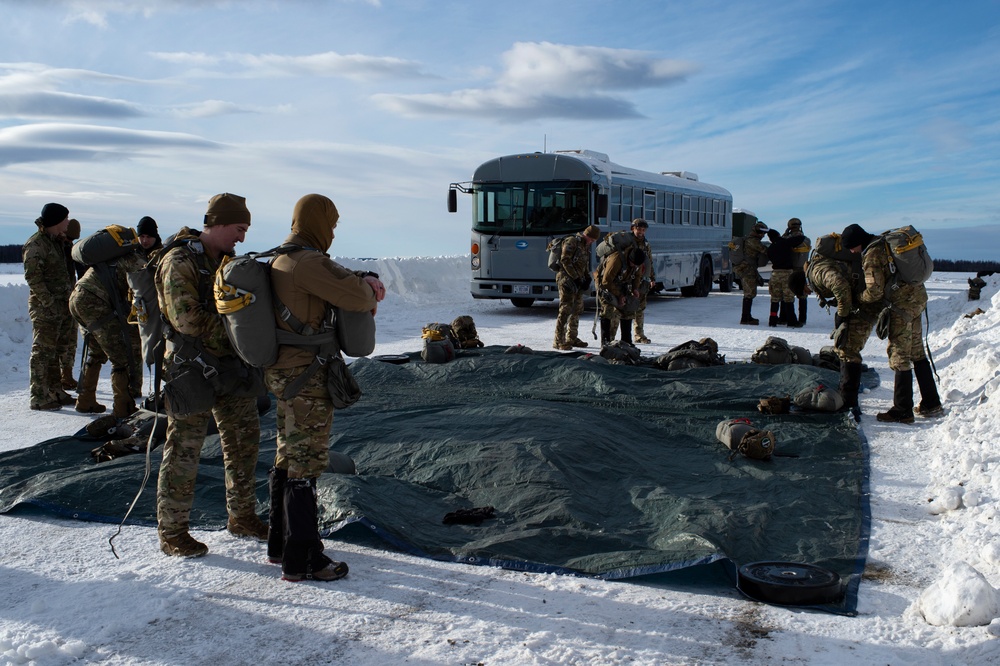 DVIDS - Images - Special warfare Airmen, Army aviators conduct joint ...