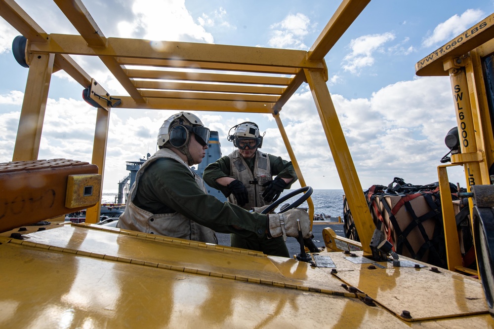 DVIDS - Images - USS America conducts a vertical replenishment with the ...