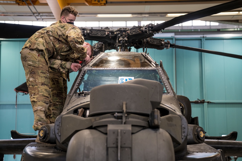 DVIDS - Images - Apaches prepare for flight [Image 4 of 5]