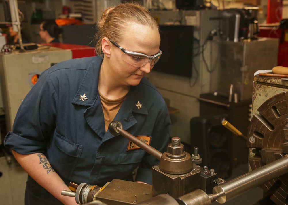 DVIDS - Images - Abraham Lincoln Sailors conduct maintenance [Image 3 of 5]