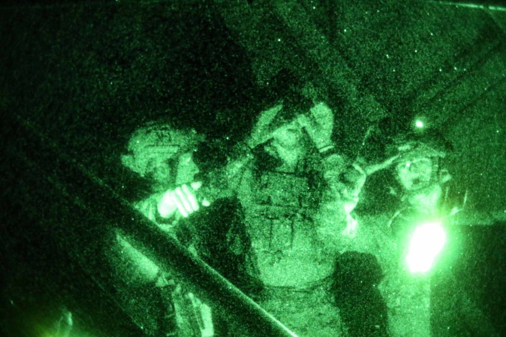 DVIDS - Images - EODMU 3 conducts HVBSS aboard Mobile Bay [Image 2 of 5]