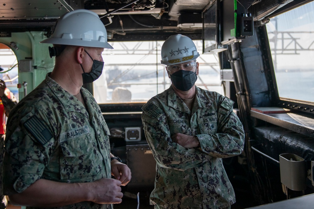 DVIDS - Images - Vice Admiral Kitchener visits USS San Diego (LPD 22 ...
