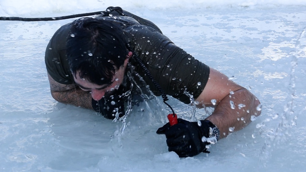 DVIDS - Images - 10th SFG(A) Special Forces Soldiers take a polar ...