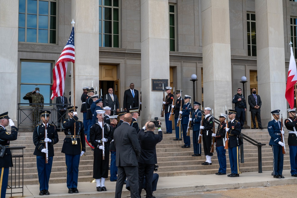 DVIDS - Images - Secretary Austin hosts Bahraini Crown Prince bin Hamad ...