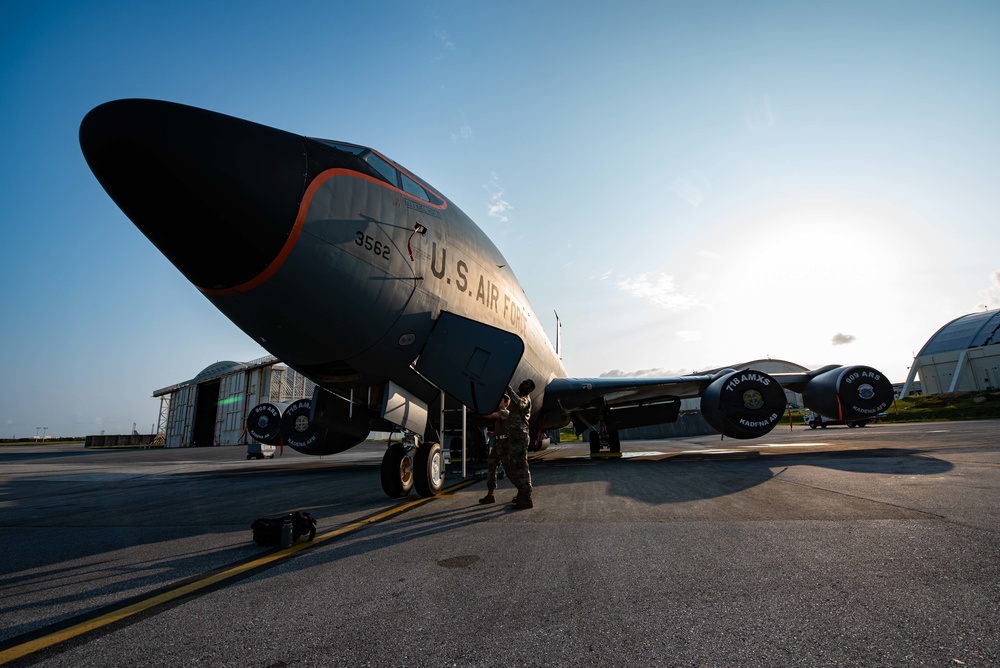 DVIDS - Images - 18th LRS, 909th AMU keep KC-135 mission ready [Image 1 ...