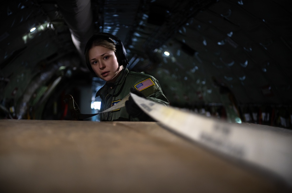 DVIDS - Images - 97th ARS fuels F-16s during AE22 [Image 2 of 16]