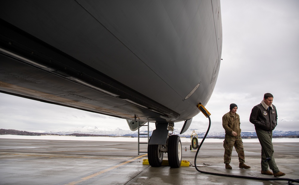 DVIDS - Images - 97th ARS fuels F-16s during AE22 [Image 3 of 16]