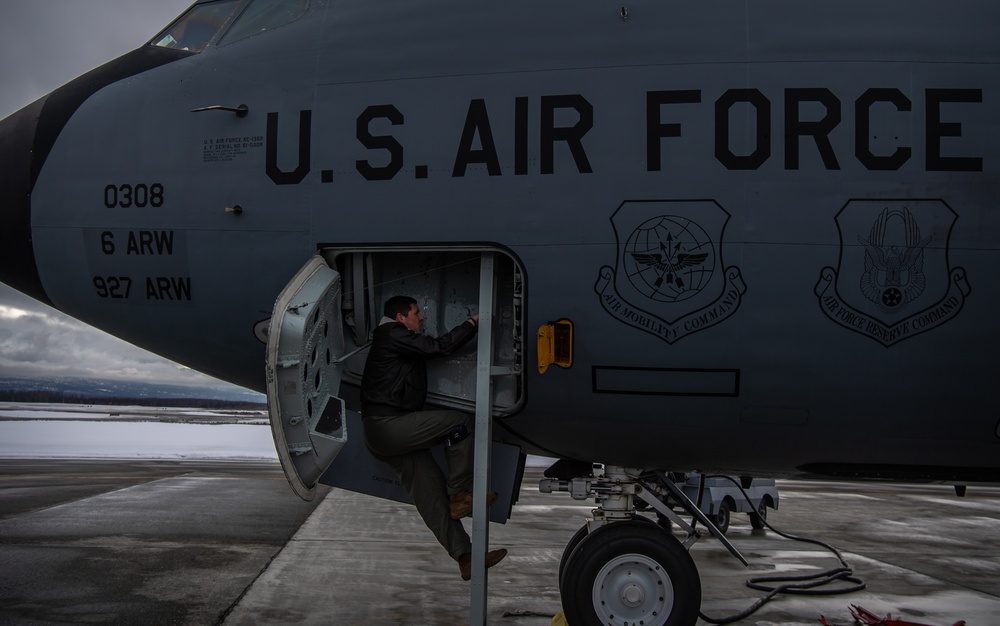 DVIDS - Images - 97th ARS fuels F-16s during AE22 [Image 4 of 16]